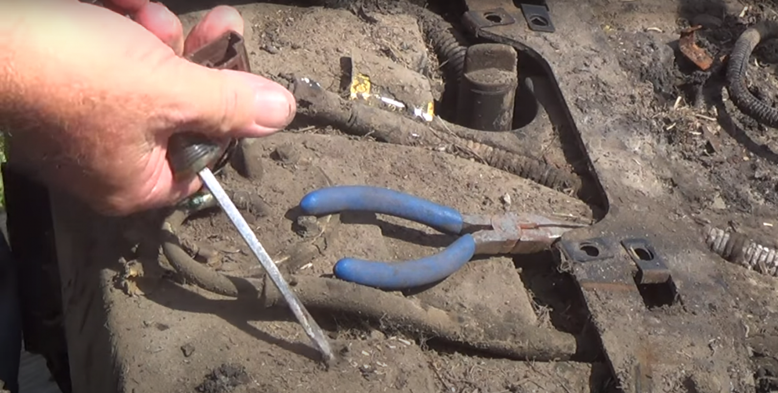 John Deere Mower Quits When Hot: How to Fix? - GardenProfy