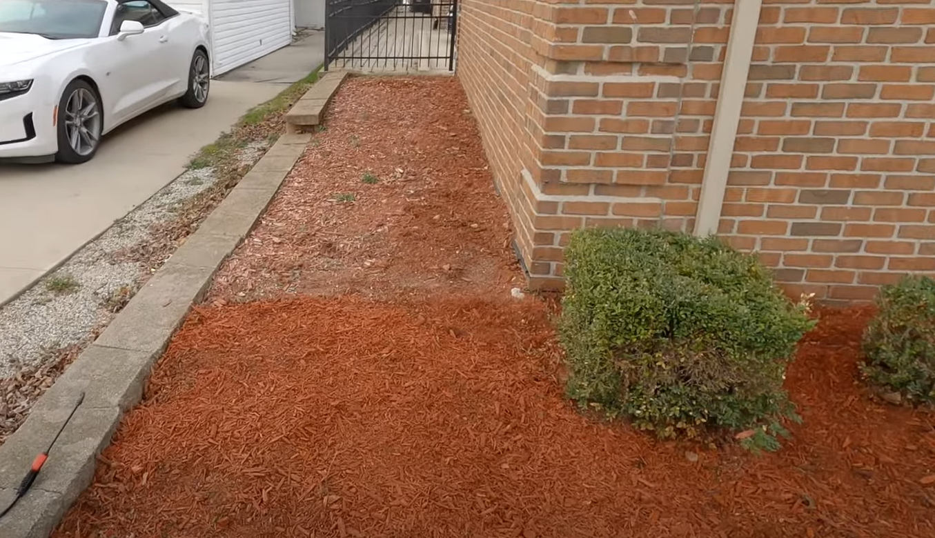 Red Mulch Landscaping Ideas - GardenProfy