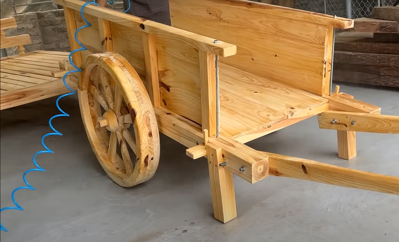 Wagon Wheel Garden Ideas - GardenProfy